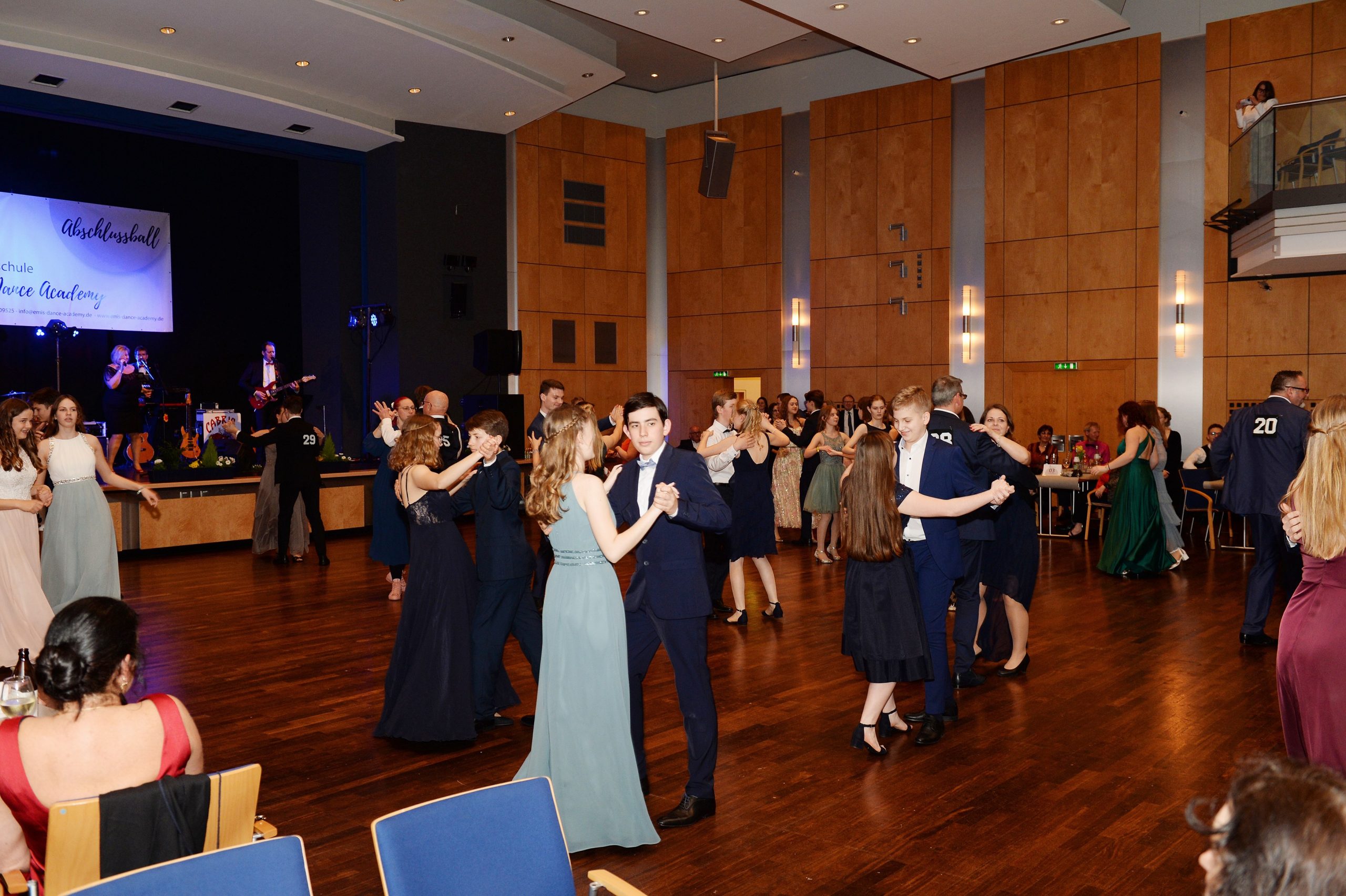 Volle Tanzfläche zum Geburtstag - Emis Dance Academy
